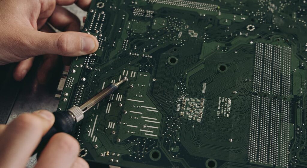 How a microcontroller works - Electro-Unics